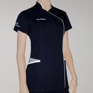 Uniformes sanitarios diseñados para ópticas, clínicas y farmacias.
